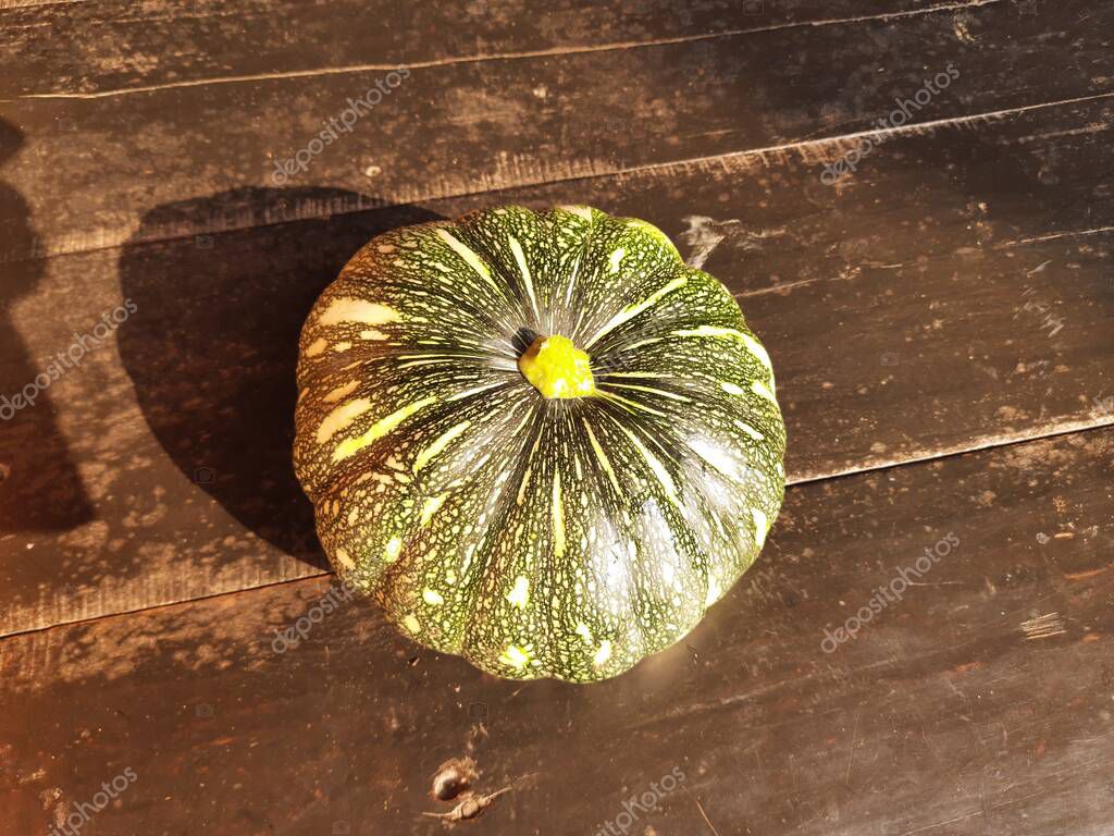 Calabaza verde aislada en el fondo trasero. es una verdura más popular ...