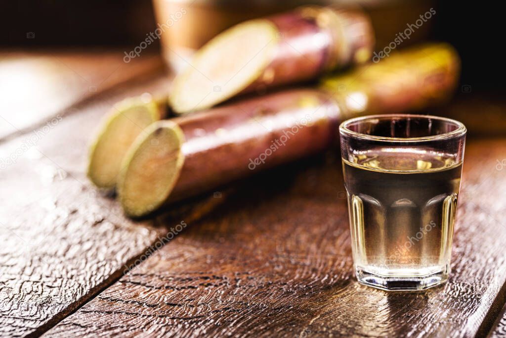 Cachaca, pinga, cana o caninha es el brandy de caña de azúcar, una ...