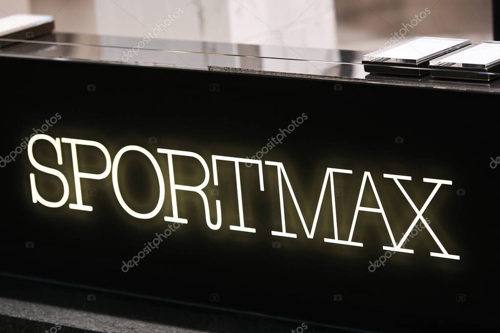 Milán, Italia - 24 de septiembre de 2021: Logotipo de Sportmax en una ...