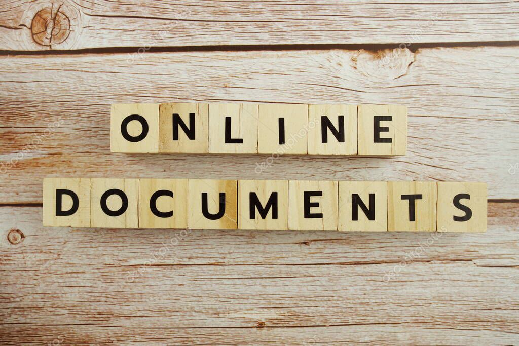 Documentos en línea letras alfabeto palabra sobre fondo de madera 2022