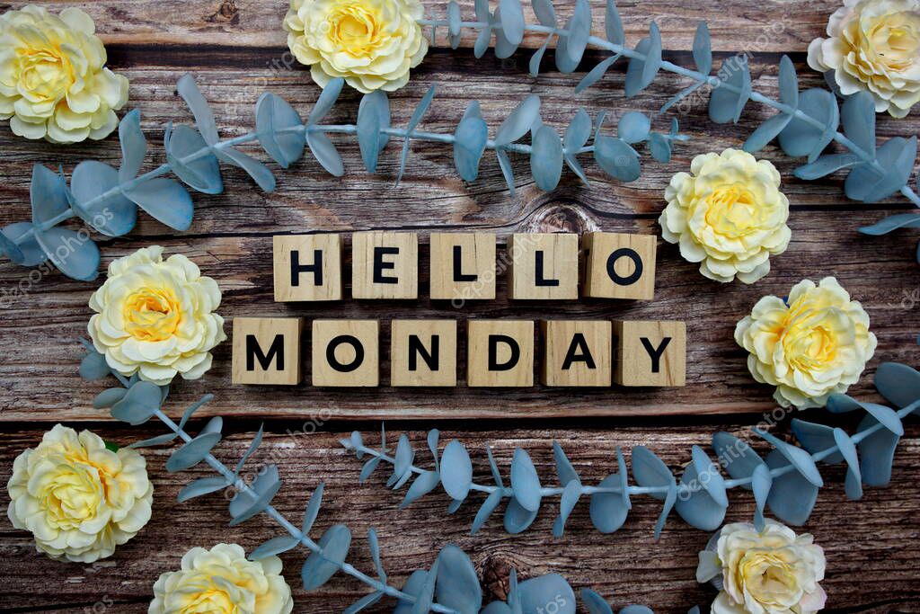 Hola lunes letra del alfabeto y flor decorar sobre fondo de madera 2022