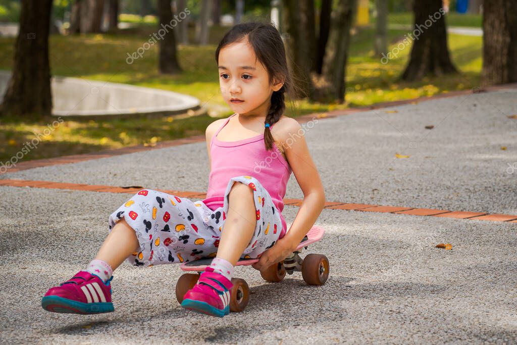 Movimiento borroso de un niño montando monopatín en el parque. Niña ...
