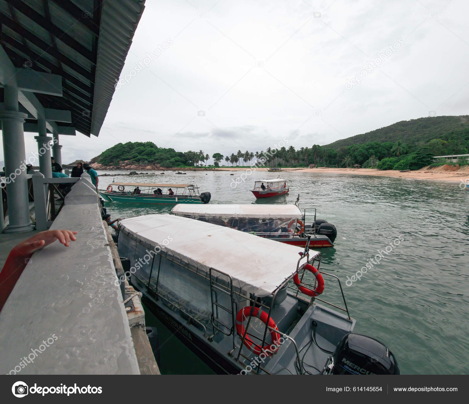Redang Malaysia May 2022 Tourist Boats Jetty — Stock Photo © ellinnur ...
