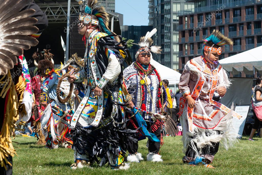 Toronto, ON, Canadá - 18 de junio de 2022: Bailarina durante el Día ...
