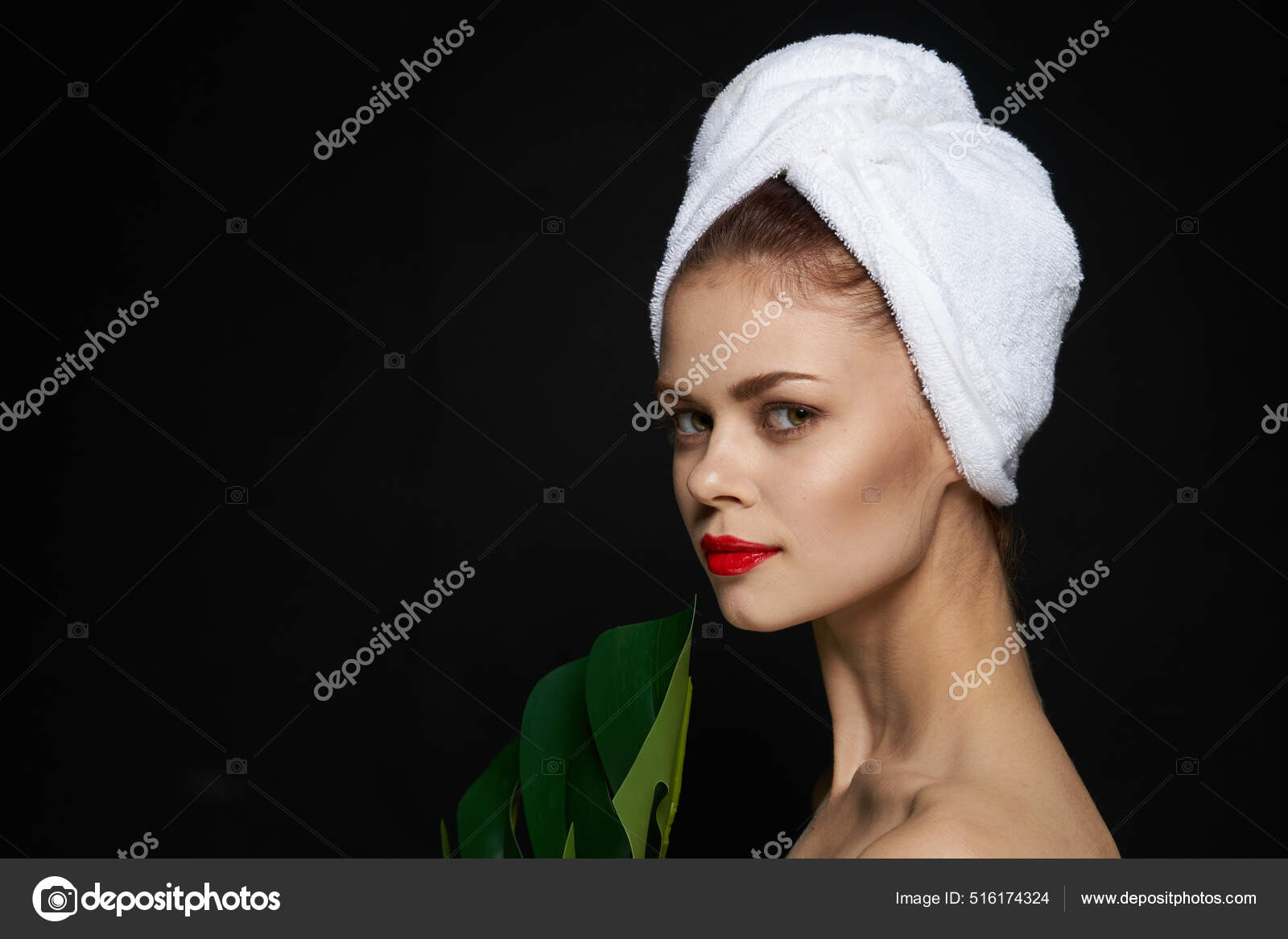 Pretty woman palm leaf bare shoulders clear skin spa treatments — Stock ...