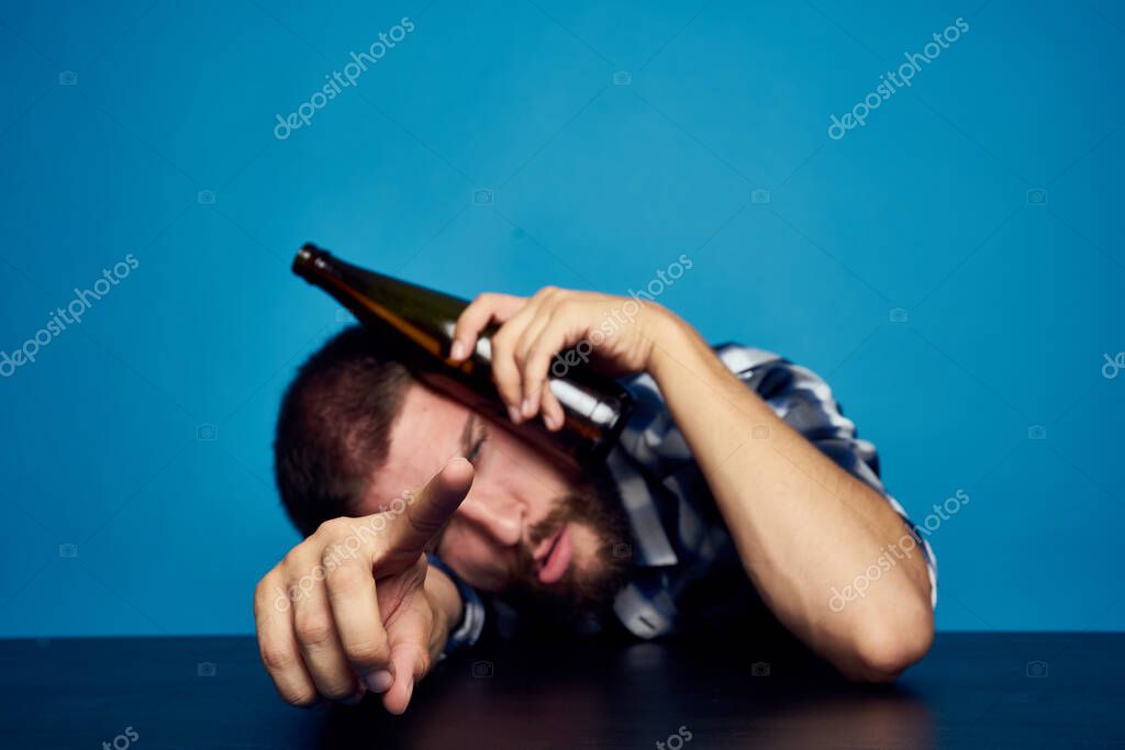 borracho hombre alcoholismo problemas emociones depresión azul fondo 2024