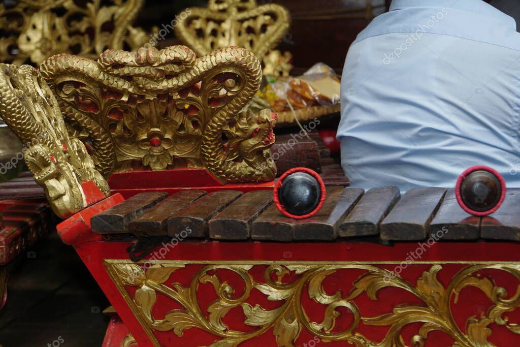 Los instrumentos musicales tradicionales javaneses se tocan ...