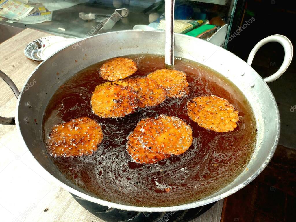 Jalebi, también conocido como jilapi, jilipi, zulbia, mushabak y ...
