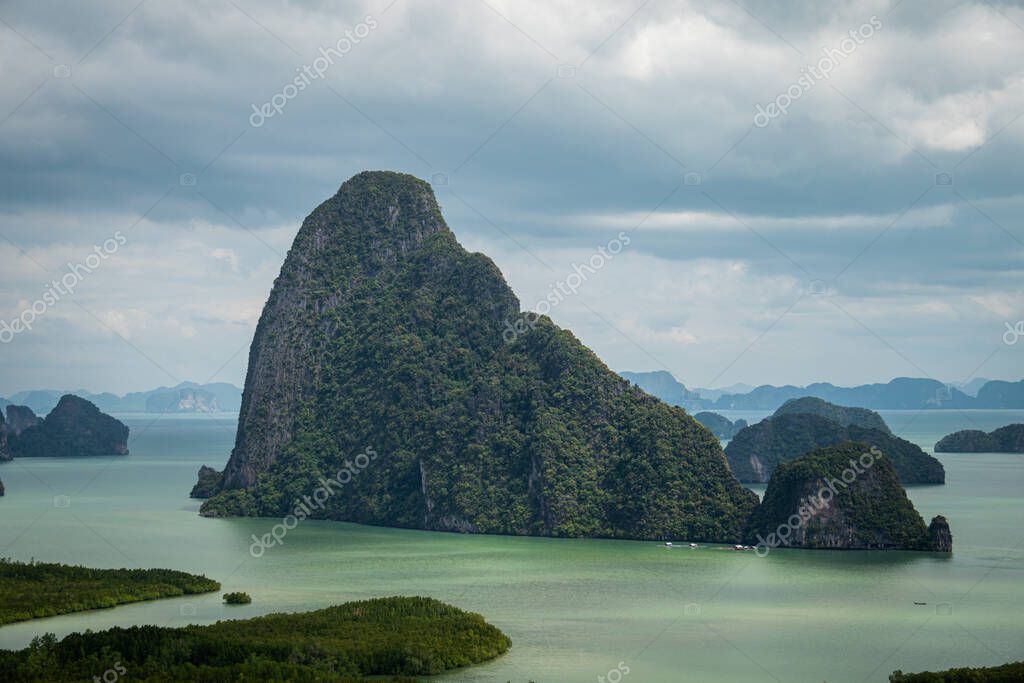 Vista desde arriba, vista aérea de la hermosa bahía de Phang Nga (Parque Nacional Ao Phang Nga ...