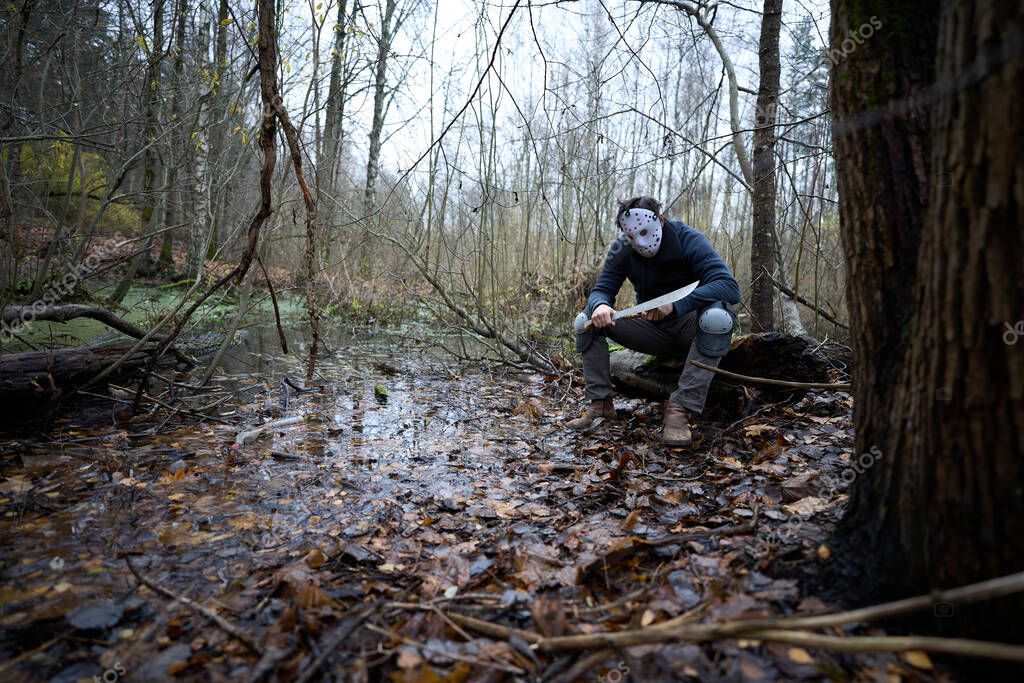 Asesino en serie Jason Voorhees en máscara de hockey y machete sentado ...