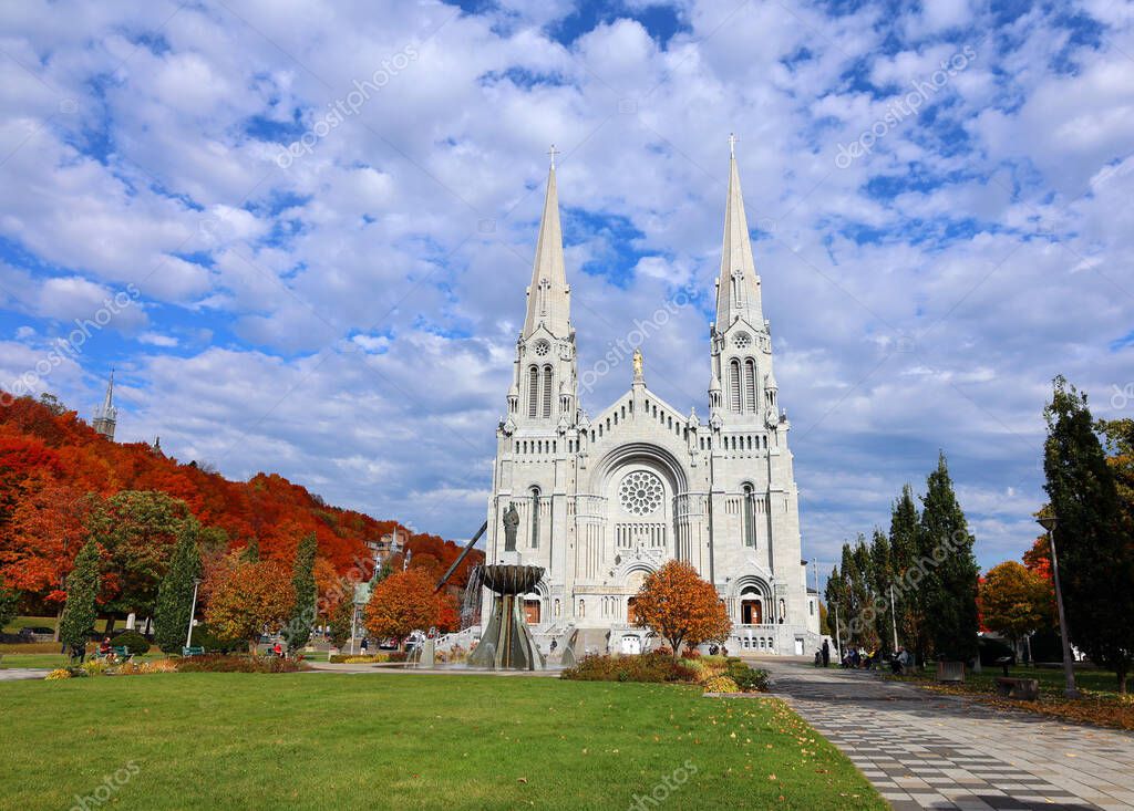 BEAUPRE QUEBEC CANADA - 10 13 2021: La Basílica de Sainte-Anne-de ...