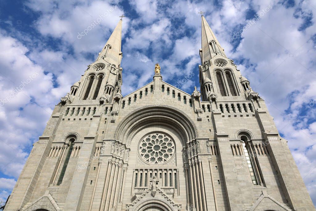 BEAUPRE QUEBEC CANADA - 10 13 2021: La Basílica de Sainte-Anne-de ...