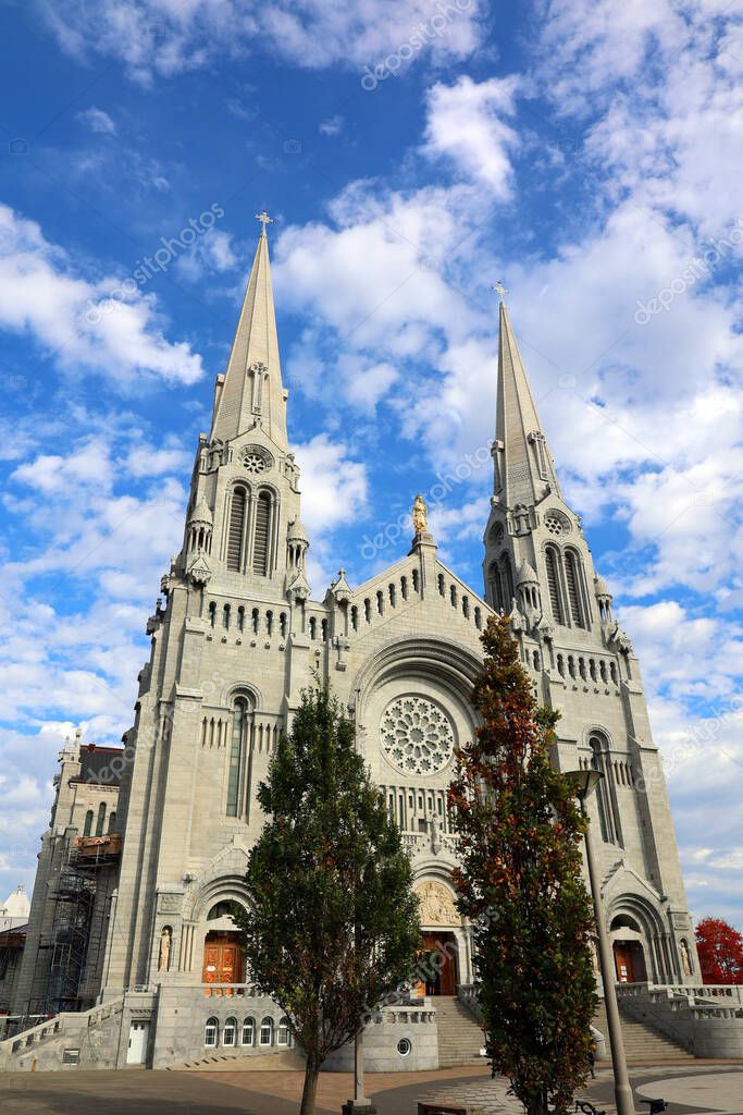 BEAUPRE QUEBEC CANADA - 10 13 2021: La Basílica de Sainte-Anne-de ...
