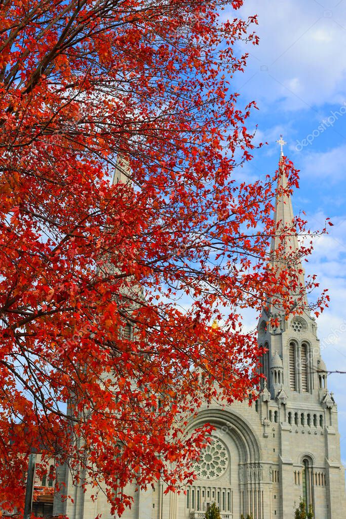 BEAUPRE QUEBEC CANADA - 10 13 2021: La Basílica de Sainte-Anne-de ...