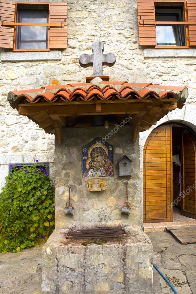 Pozo de agua en el Monasterio de Moracha en Montenegro 2023