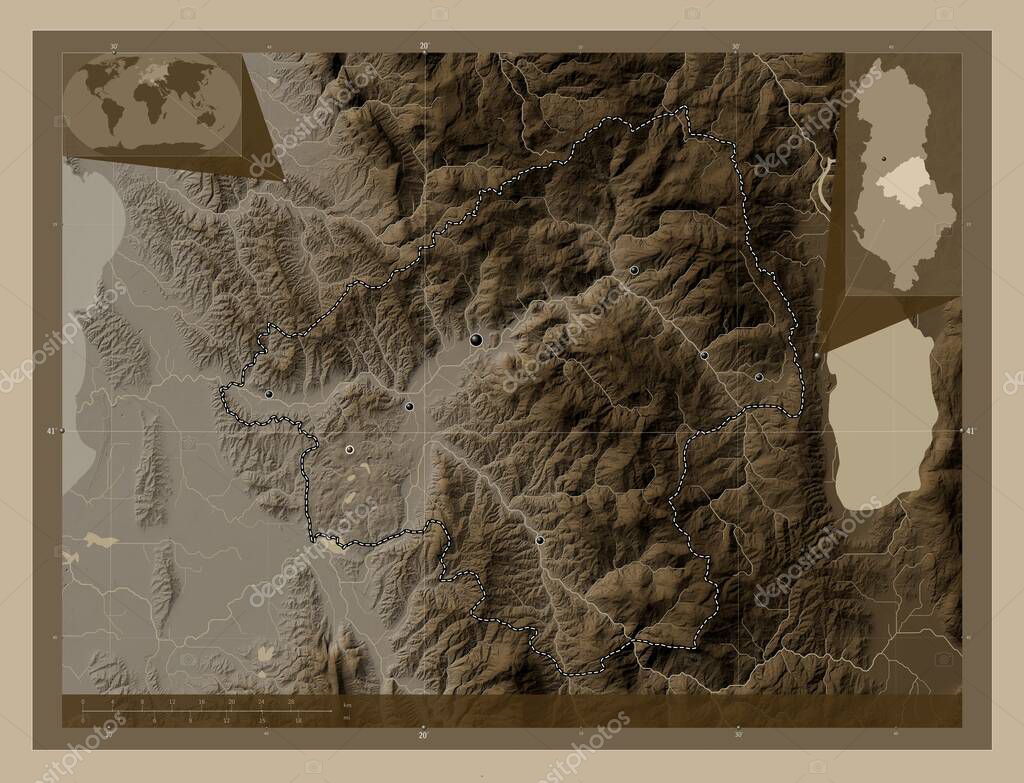 Elbasan, condado de Albania. Mapa de elevación coloreado en tonos sepia ...
