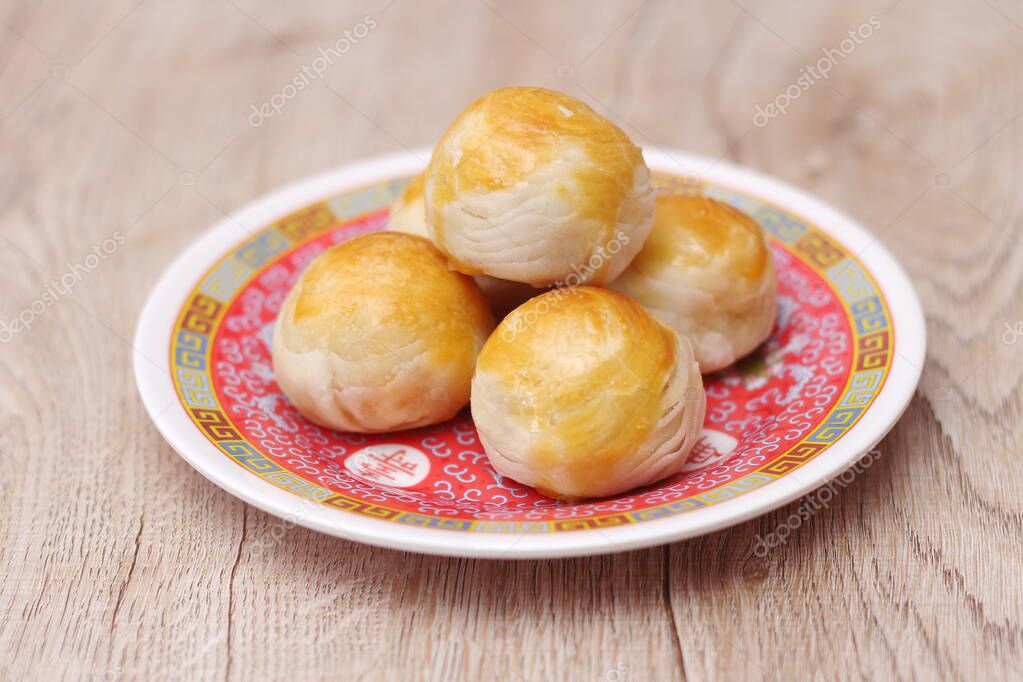 Comida china "pastel de luna" o "pastelería china" servido en un plato ...