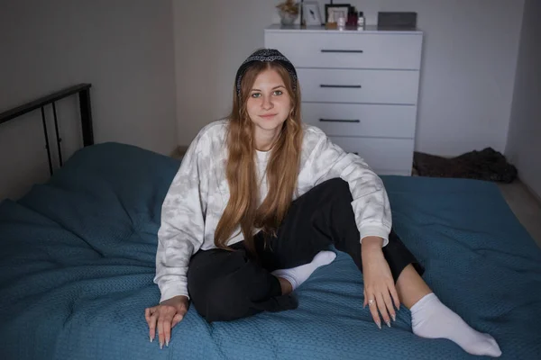 Homeless teen girl Stock Photos, Royalty Free Homeless teen girl Images ...