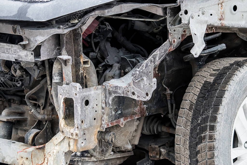Un coche roto después de un accidente en la carretera. Auto sin ...