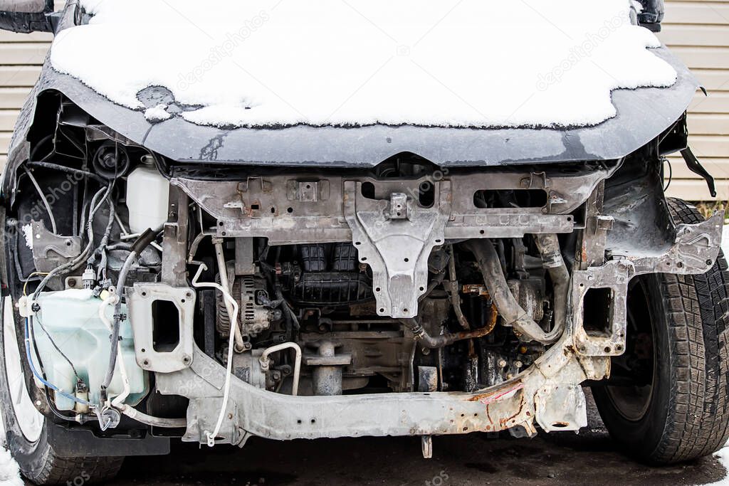 Un coche roto después de un accidente en la carretera. Auto sin ...