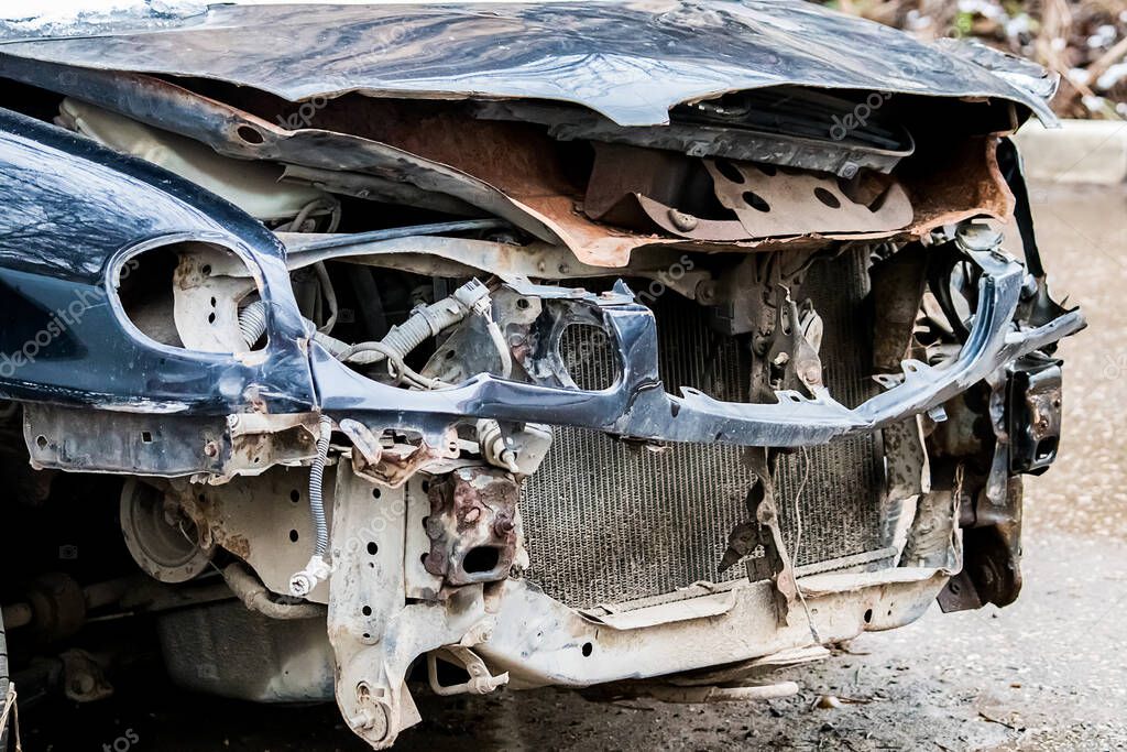 Un coche roto después de un accidente en la carretera. Auto sin ...