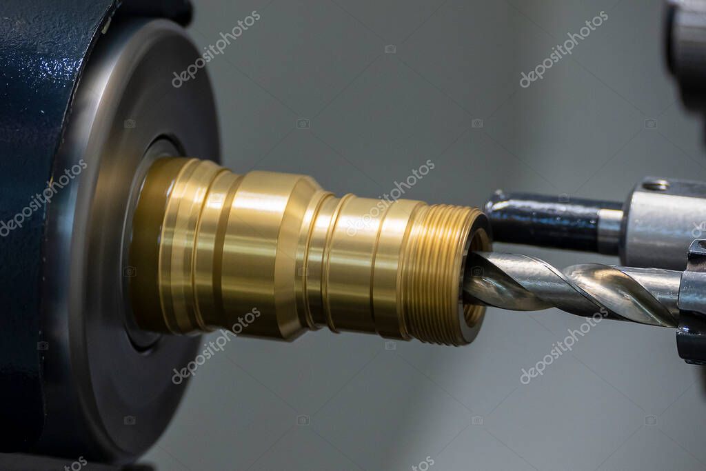 La máquina de torno CNC de perforación de corte de las piezas del conector de tubería de latón ...