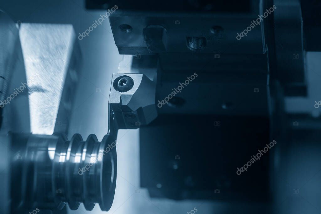 La ranura de la máquina de torno CNC corta las piezas de polea metálica ...