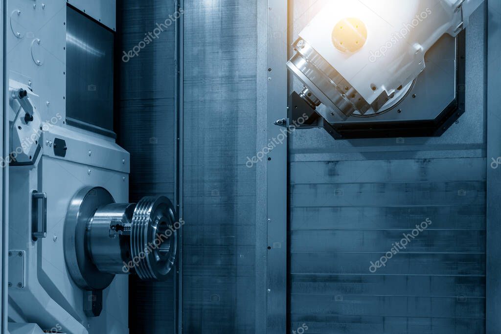 La máquina CNC multitarea que corta la pieza de la polea del metal. El ...