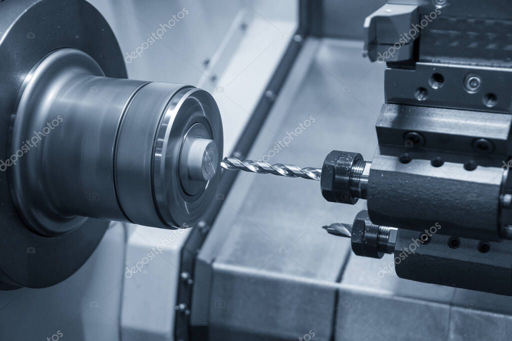 La máquina de torno CNC taladro de corte de las piezas del eje de metal. El procesamiento de ...