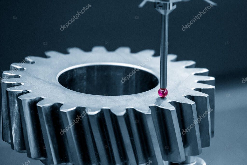 Escena de primer plano la máquina CMM que mide la pieza del engranaje ...