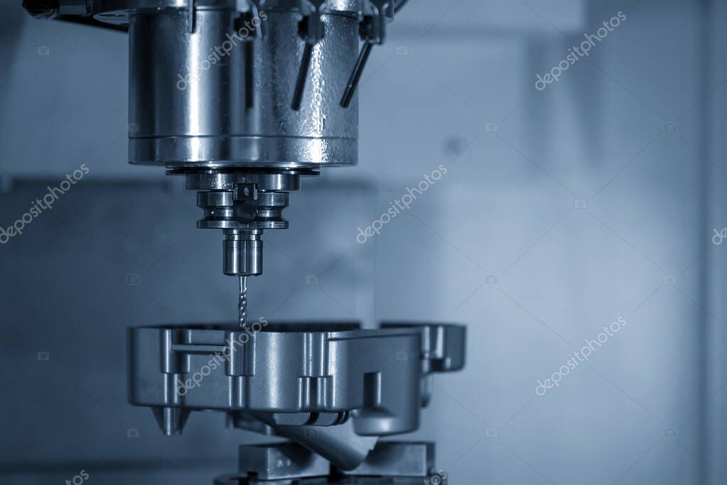 El centro de mecanizado de 4 ejes golpea las piezas de la carcasa del engranaje de aluminio. El ...