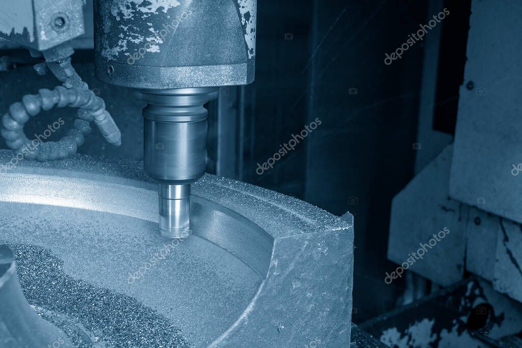 La fresadora CNC corta en bruto el material de hierro fundido. El proceso de fabricación de ...