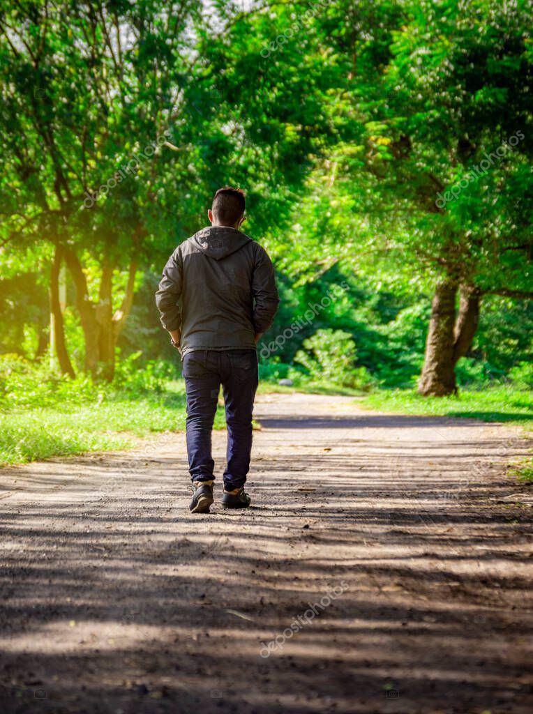 El hombre caminando por un camino desolado, el hombre caminando hacia ...