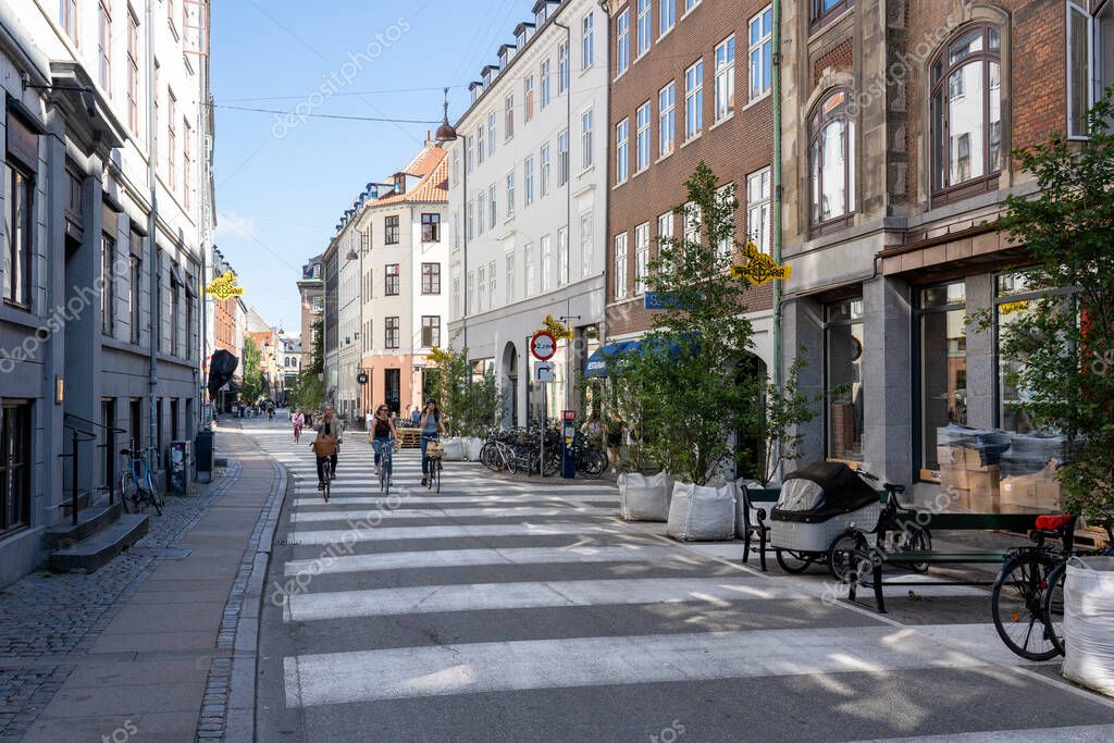 Copenhague, Dinamarca - 03 de septiembre de 2021: Gente y tiendas en ...