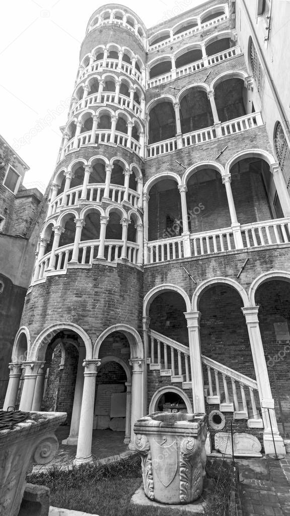 La magnífica escalera de caracol, con columnas y arcos de mármol blanco ...