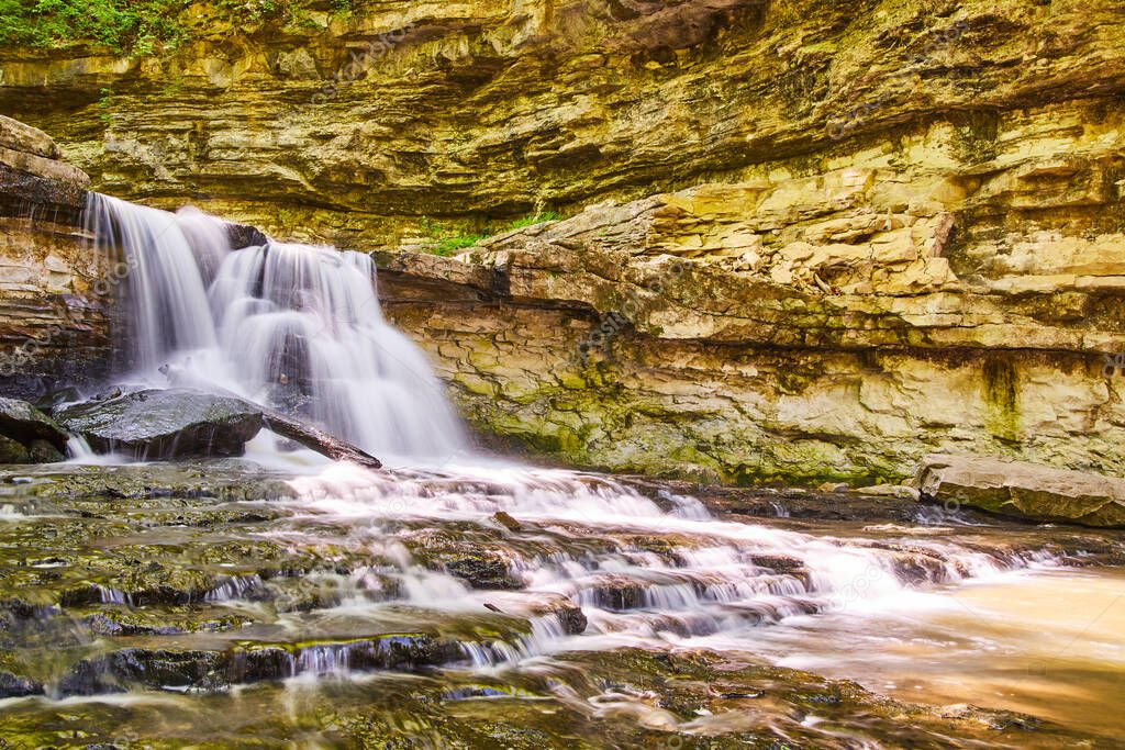 Gran cascada con cascadas creando desfiladero en cañón de roca 2022