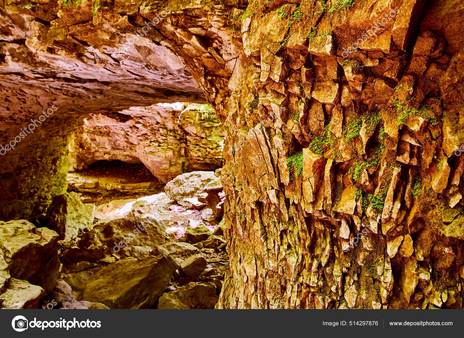 Cueva pilar de trozos de roca cubierta de musgo con abertura de cueva ...