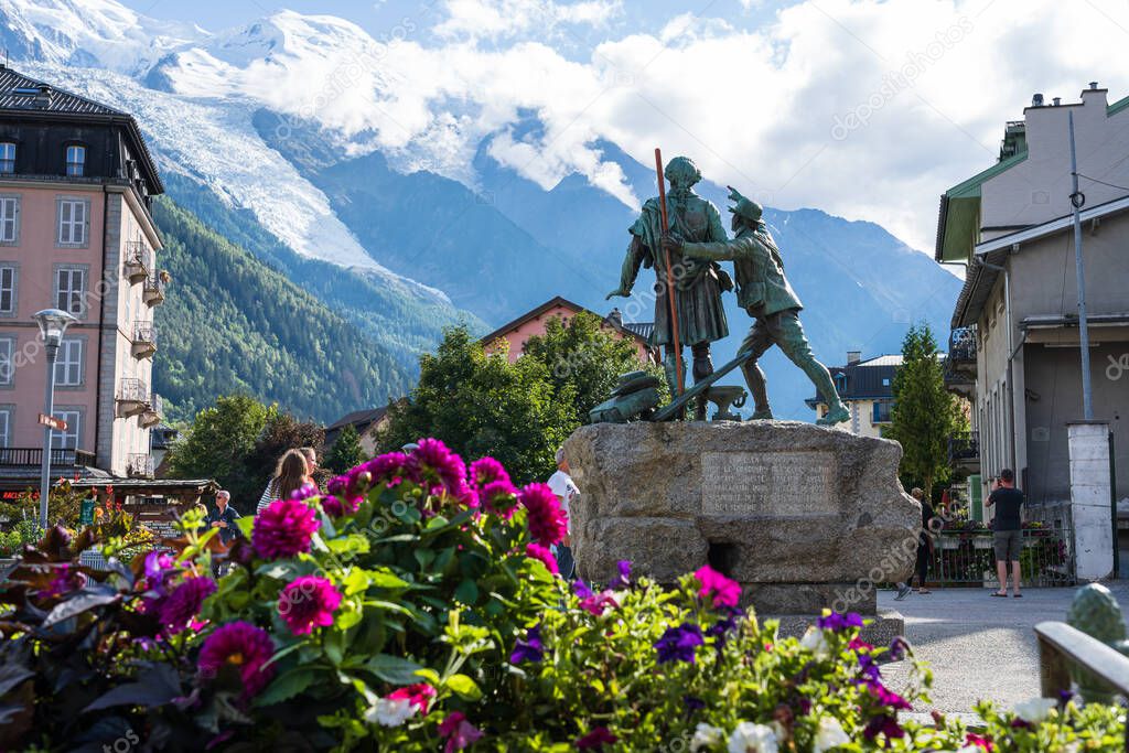 CHAMONIX - FRANCIA, 17 de septiembre de 2021: Estatua de Jacques Balmat ...