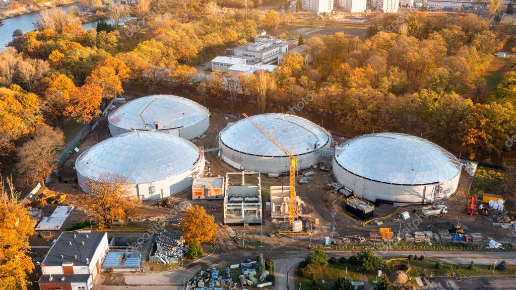Edificios redondos de forma esférica desde una altura. Moderna planta ...