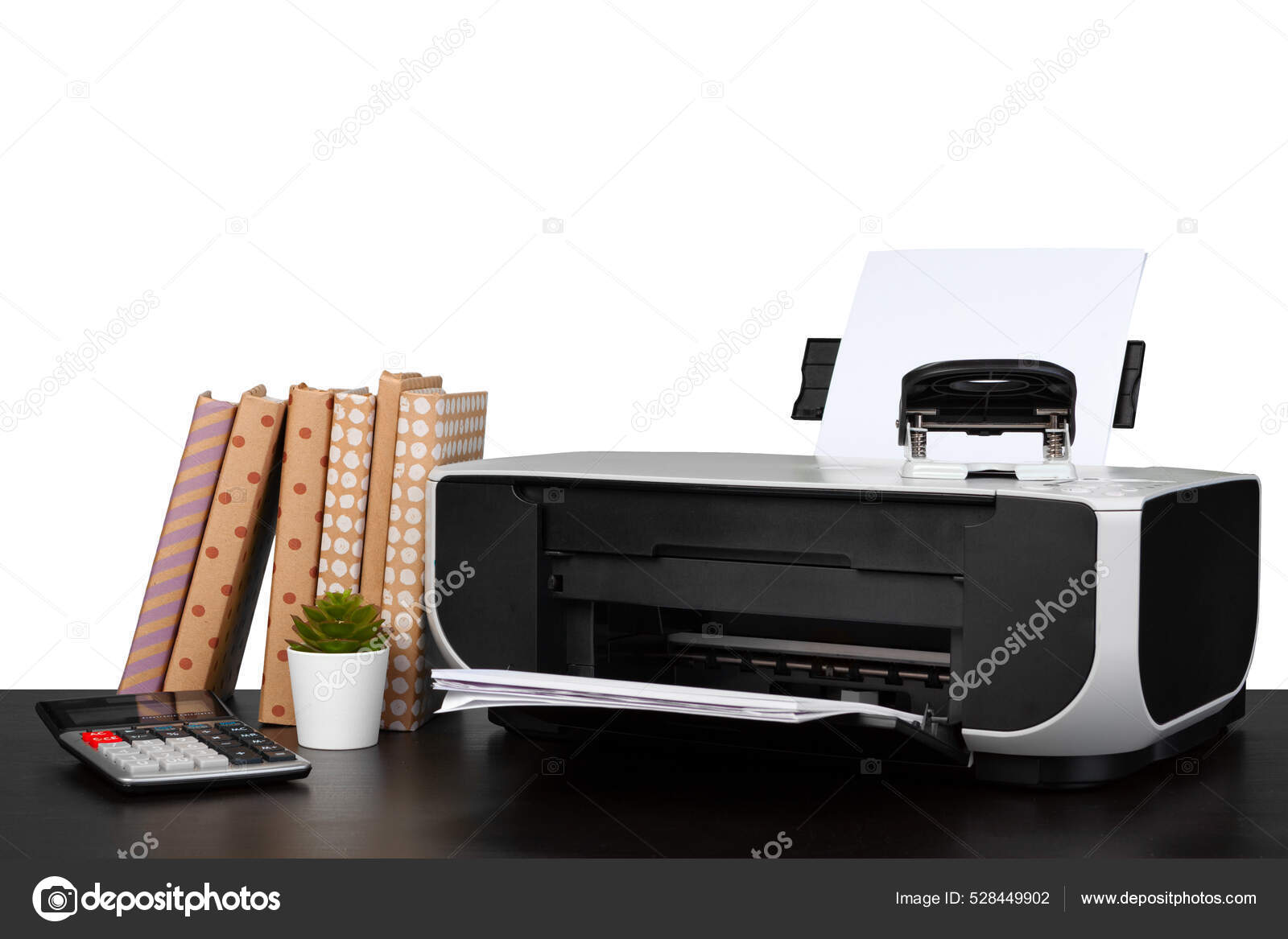 Impresora y pila de libros sobre mesa negra sobre fondo blanco — Foto ...