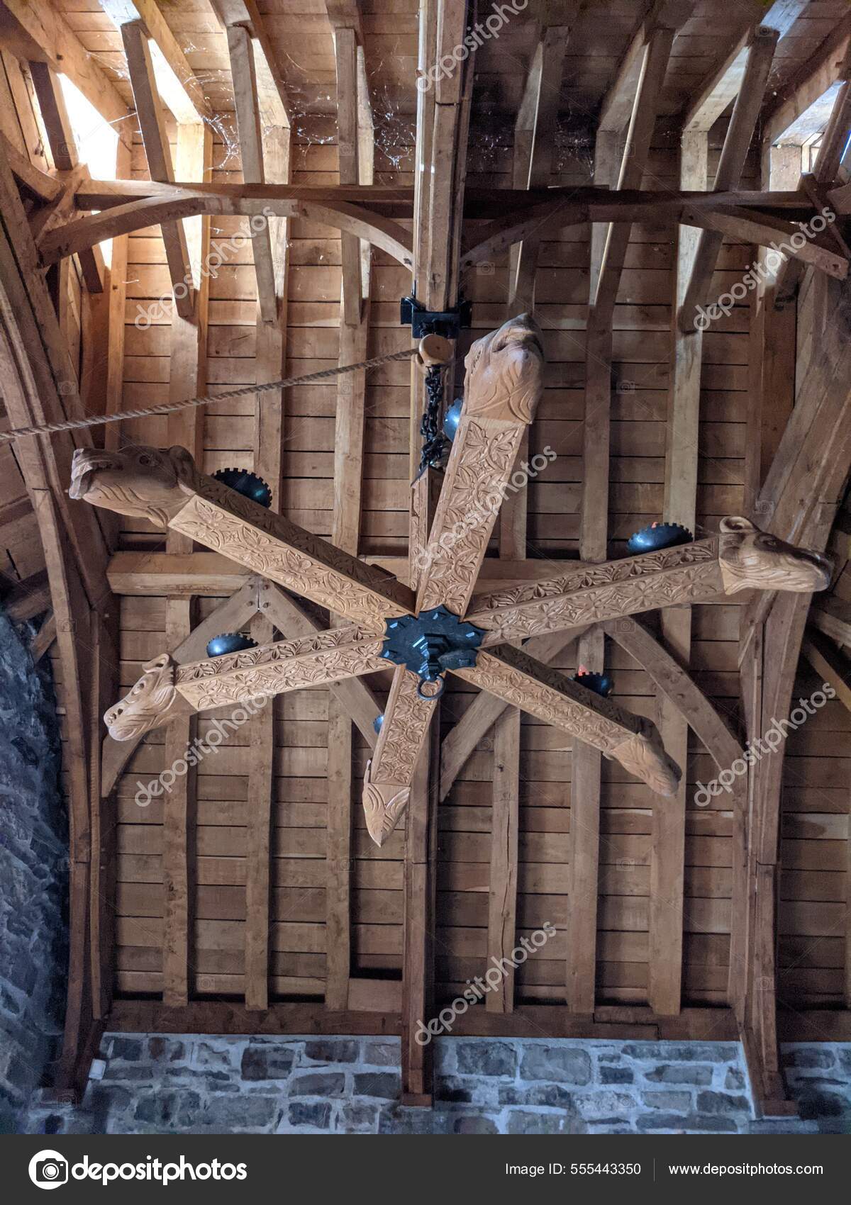 Candelabro Techo Del Castillo Las Espadas Castillo Medieval Situado ...