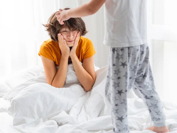 Chico Despierta Madre Sueño Mamá Desaliñada Sienta Cama Vida Incómoda ...