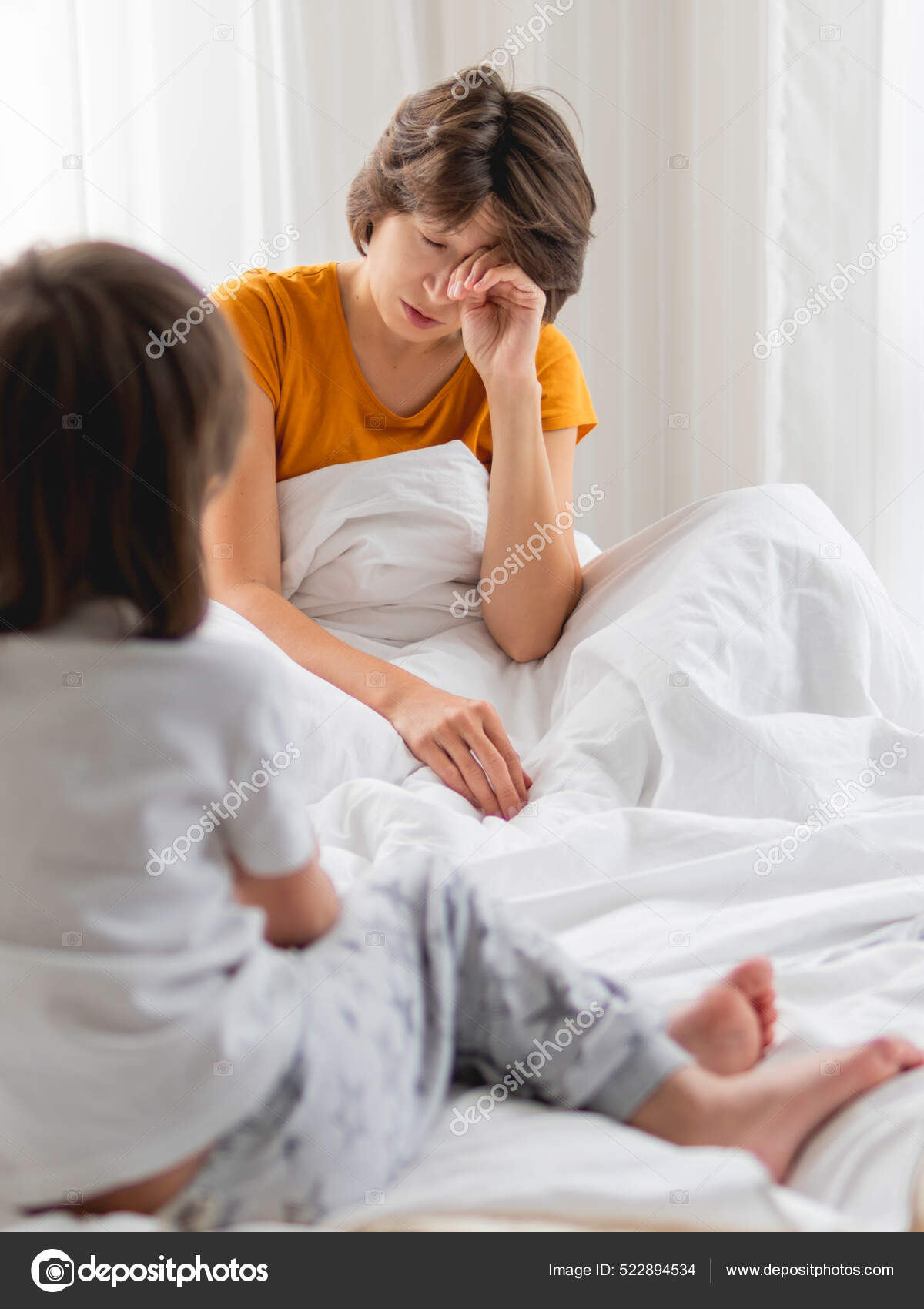 Chico Despierta Madre Sueño Mamá Desaliñada Sienta Cama Vida Incómoda ...