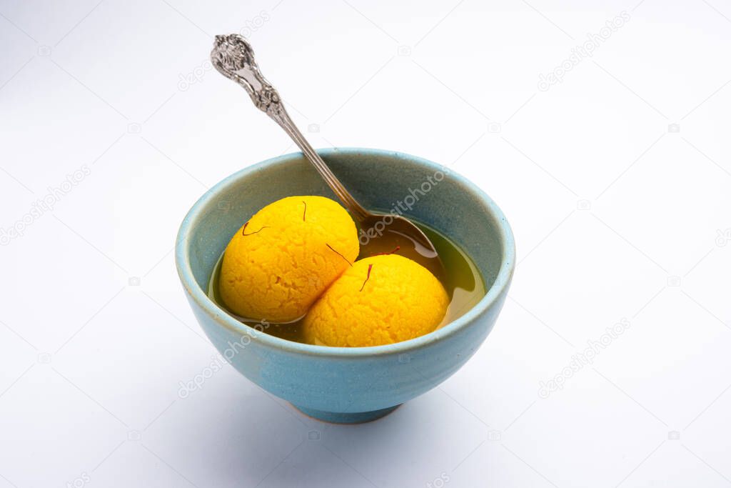 Rajbhog es un plato dulce tradicional bengalí hecho con paneer o chena y aromatizado con azafrán ...