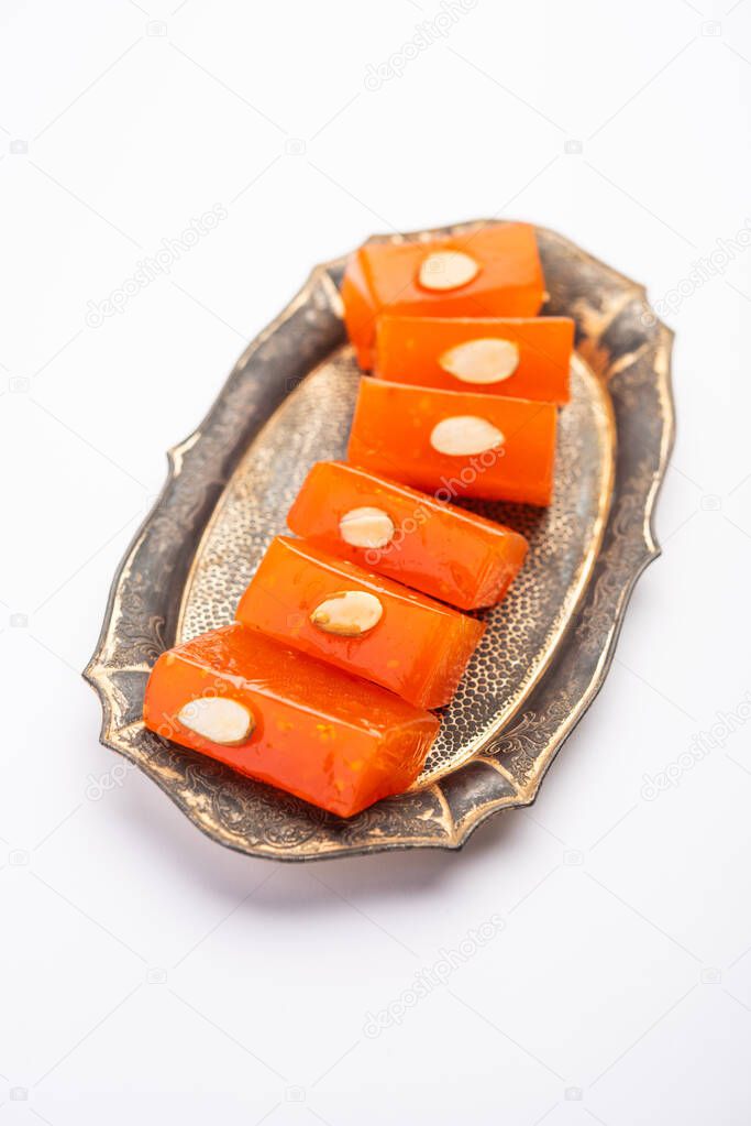 Karachi halwa también conocida como harina de maíz o halva bombay 2023