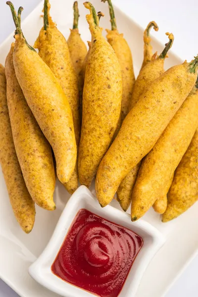 Chile relleno Pakora o mirchi pakoda o mirchi vada, un tentempié ...
