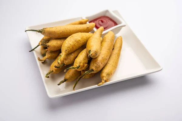 Chile relleno Pakora o mirchi pakoda o mirchi vada, un tentempié ...