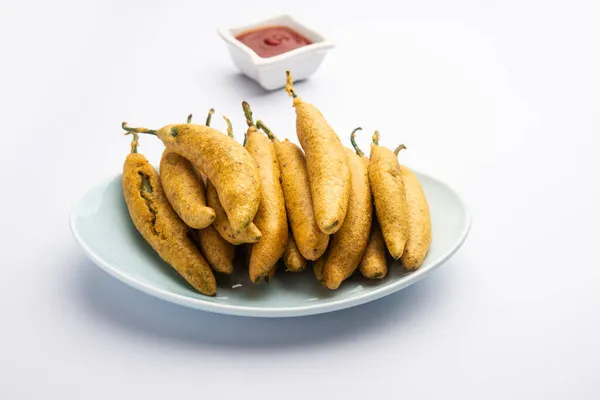 Chile relleno Pakora o mirchi pakoda o mirchi vada, un tentempié ...
