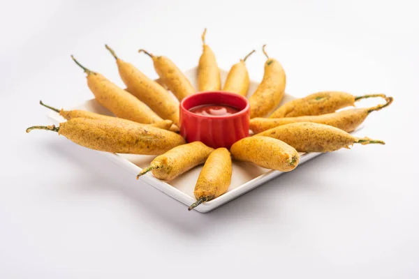 Chile relleno Pakora o mirchi pakoda o mirchi vada, un tentempié ...