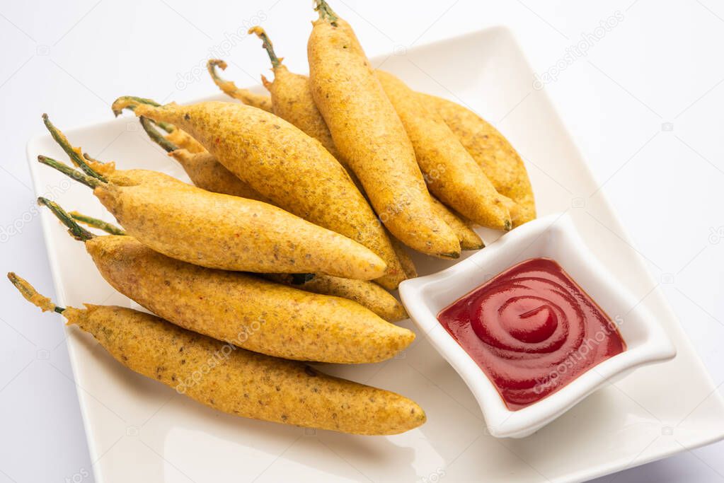 Chile relleno Pakora o mirchi pakoda o mirchi vada, un tentempié ...